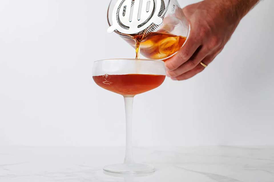 Cách pha chế Manhattan cocktail chuẩn vị như bartender chuyên nghiệp