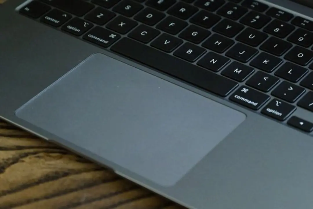Có nên dán trackpad MacBook không? Gợi ý các loại tốt nhất
