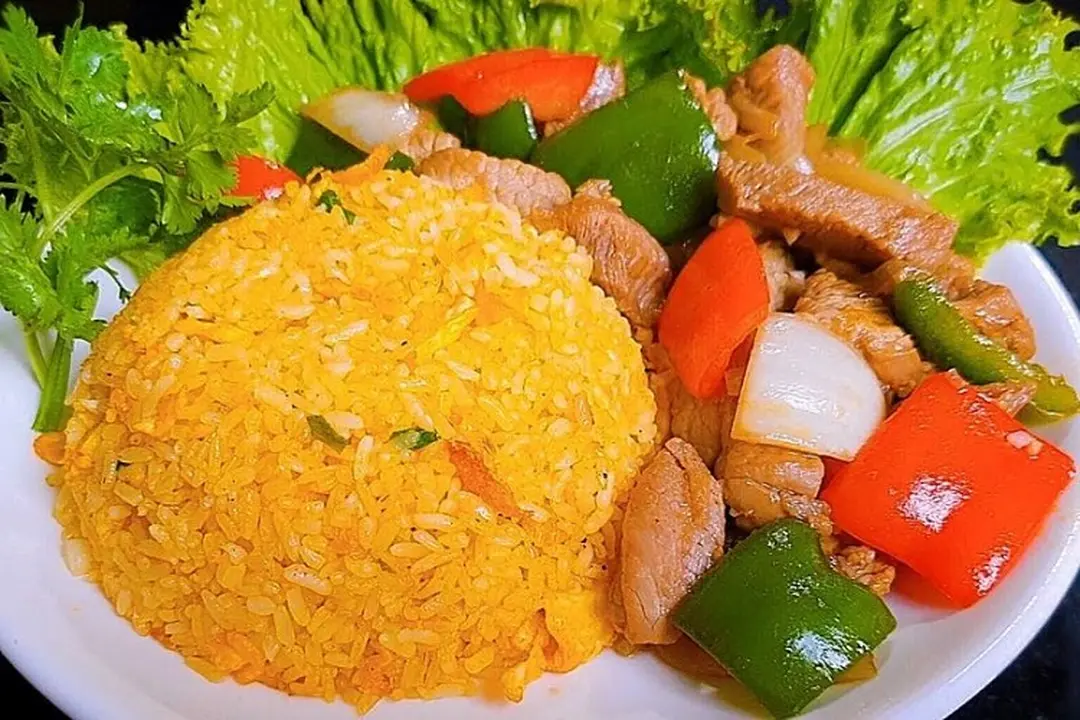 Đổi vị với cơm chiên bò lúc lắc đậm đà, thơm ngon, cực dễ làm