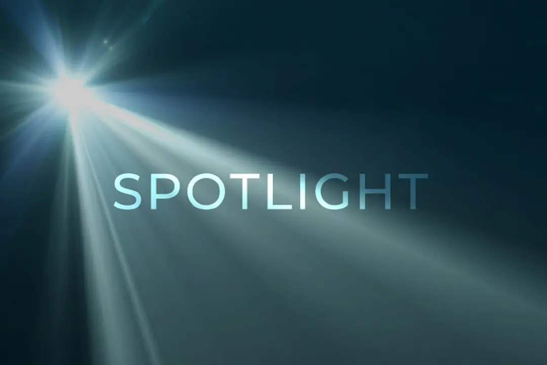 Spotlight là gì? Chiếm spotlight là gì? Cách tỏa sáng giữa đám đông