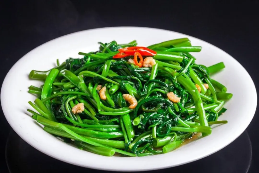 Bỏ túi mẹo xào rau muống xanh non bằng nồi đơn giản, nhanh gọn
