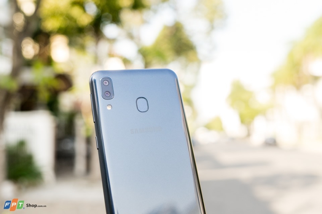 Samsung Galaxy M20 - Camera kép, Pin trâu 5000 mAh