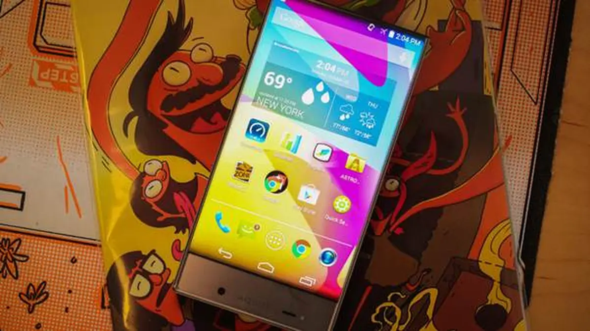 Sharp Aquos Crystal chiếc điện thoại giá rẻ với thiết kế táo bạo