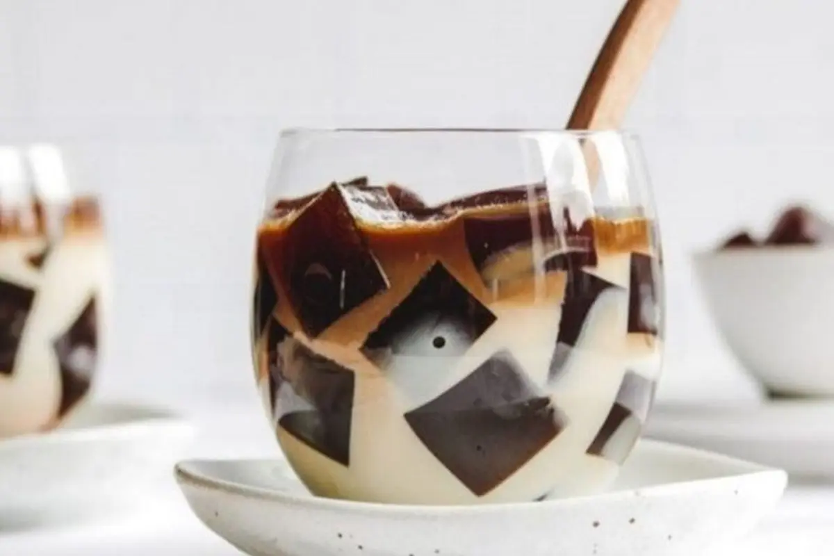 Cách ăn thạch đen Cao Bằng thơm ngon với sữa tươi đường đen