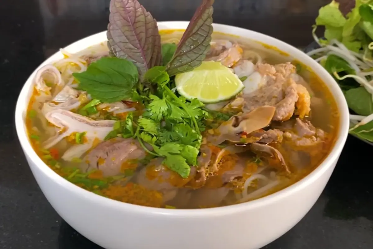 Bí quyết nấu bún lòng lợn nước trong, lòng giòn, không hôi