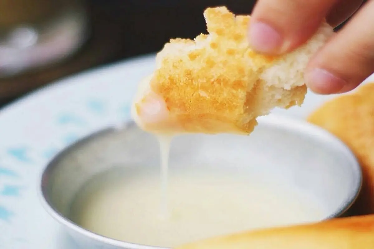 Bánh mì chấm sữa bao nhiêu calo? Ăn hàng ngày có sao không?