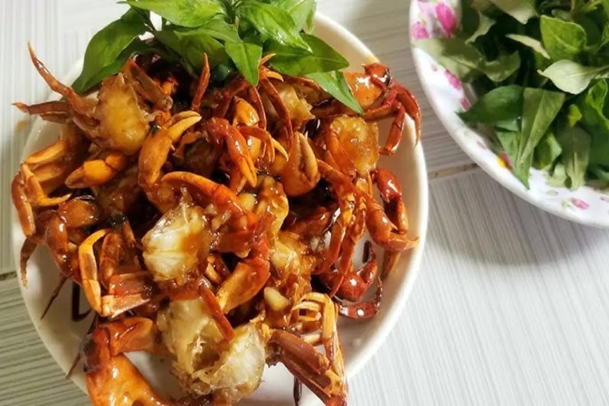 Cách chế biến cua đồng rang me chua ngọt ăn cực “dính” mà ai cũng làm được