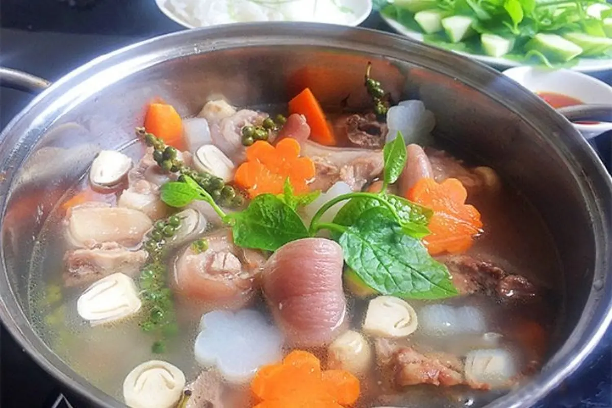 Lẩu đuôi heo – Món ngon hấp dẫn và ấm bụng cho những ngày mưa
