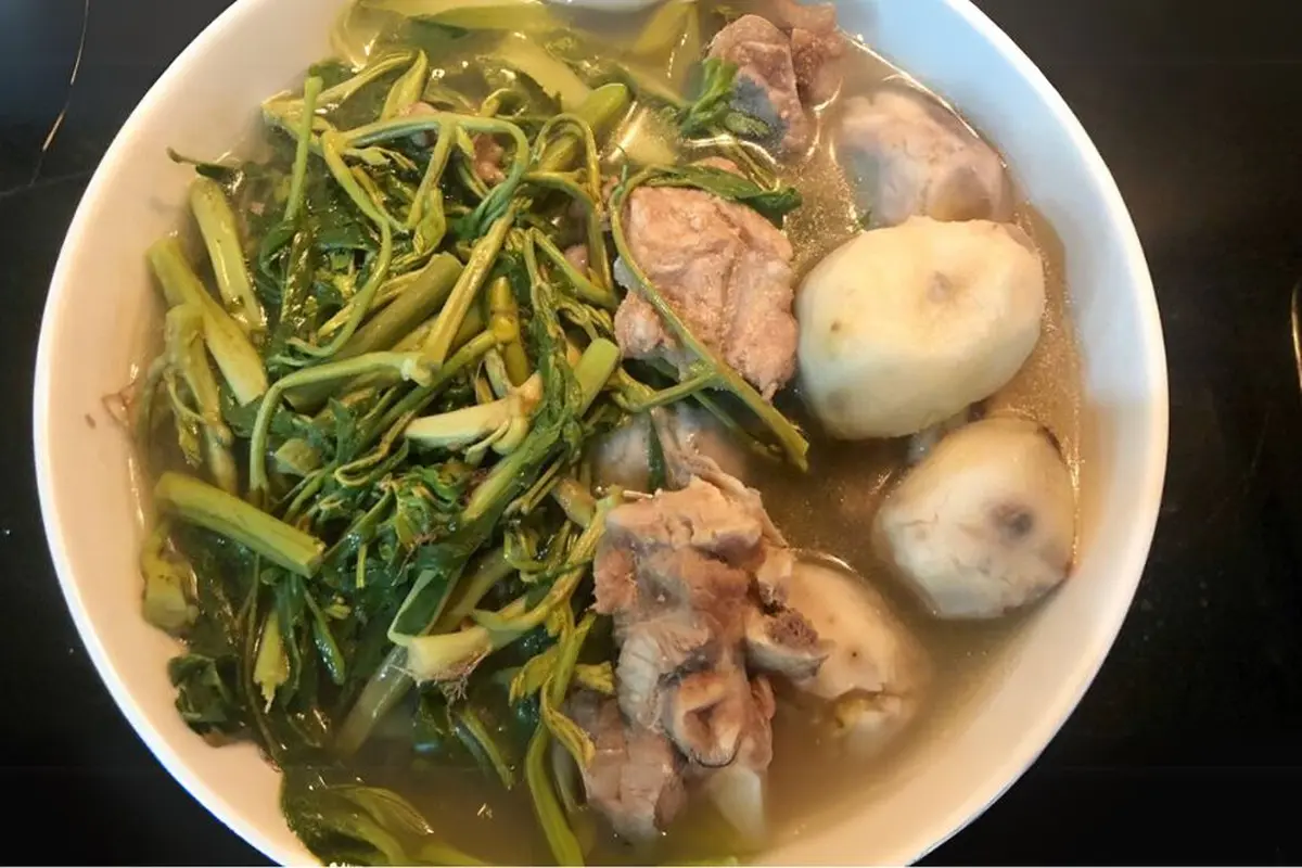 Món canh khoai sọ rau rút nấu sườn cho bữa cơm gia đình thêm ấm cúng