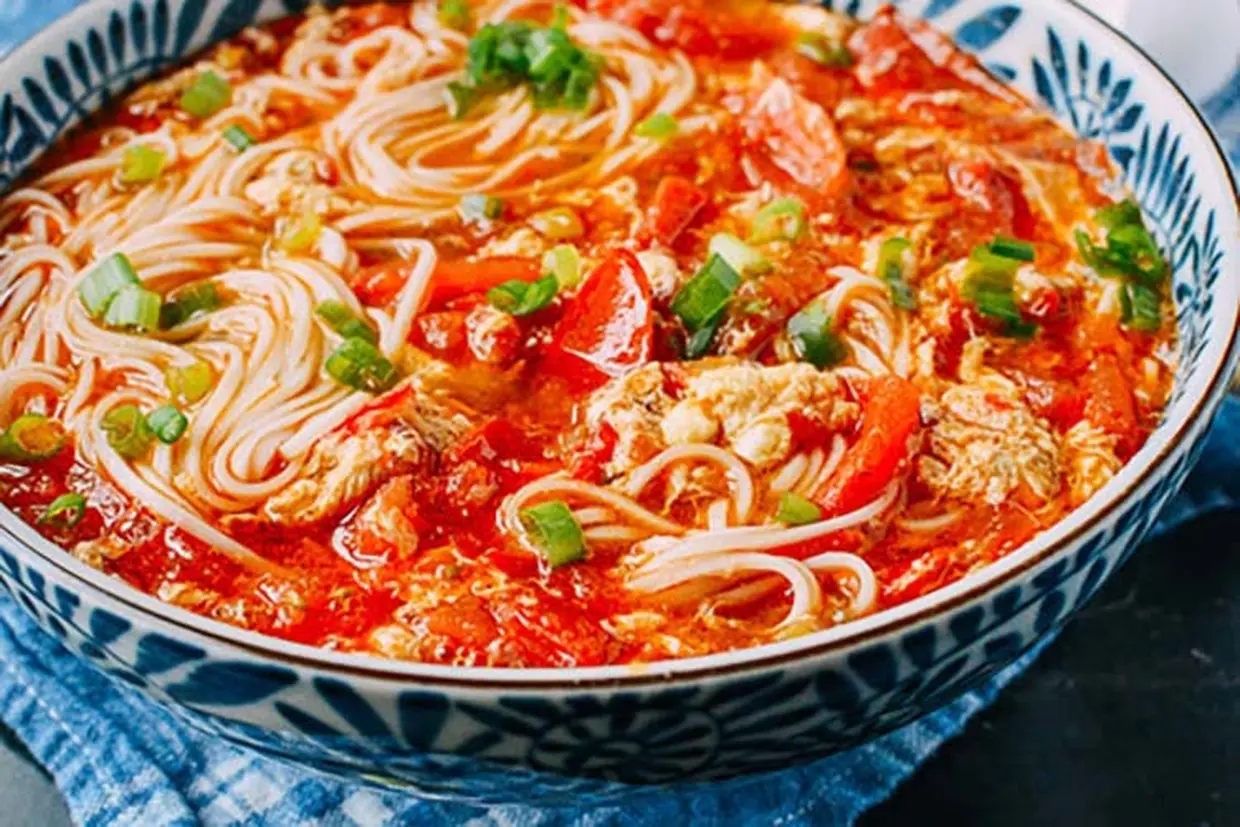 2 cách nấu mì tôm ngon với trứng, cà chua "ngon không tưởng"