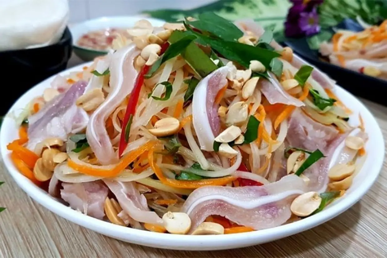 Công thức làm gỏi ngó sen tai heo giòn ngon chỉ trong 15 phút