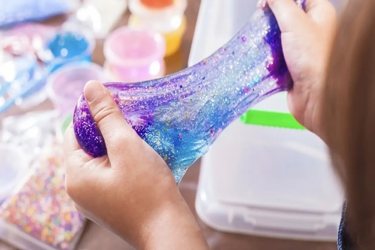 Slime là gì? Phụ huynh cần lưu ý gì khi cho trẻ chơi Slime?