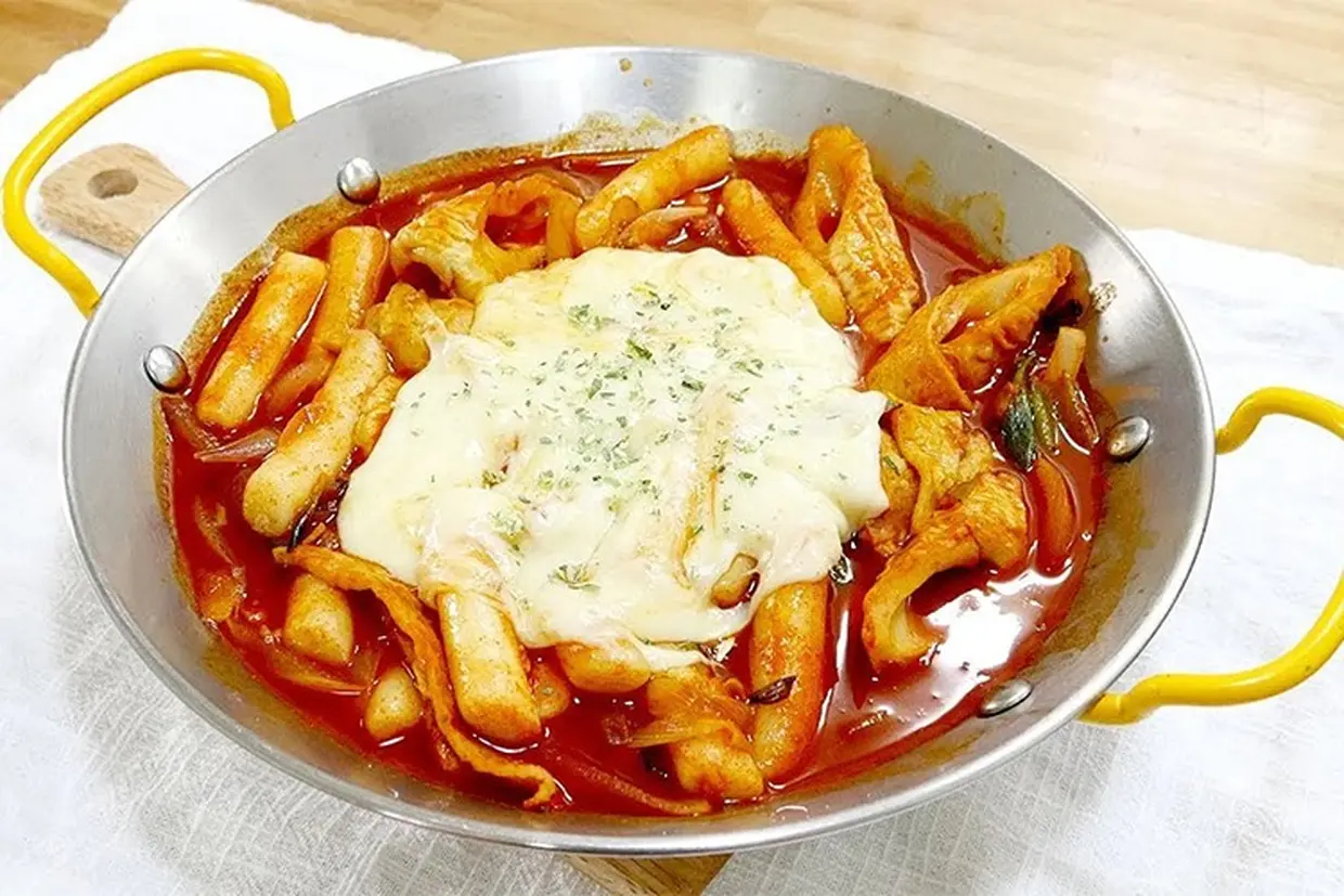 Cách làm tokbokki phô mai dai ngon ngay tại nhà cực đơn giản
