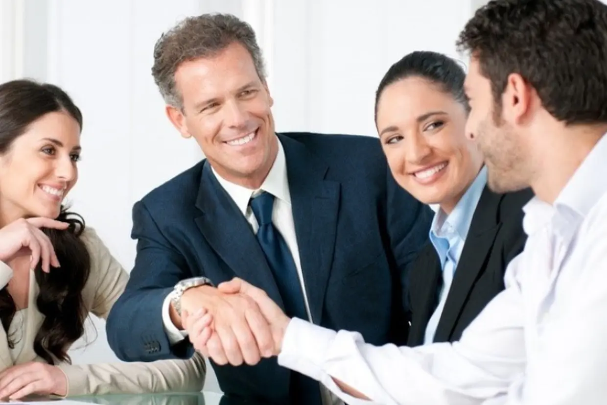 Associate là gì? Ý nghĩa và vai trò của Associate trong công việc