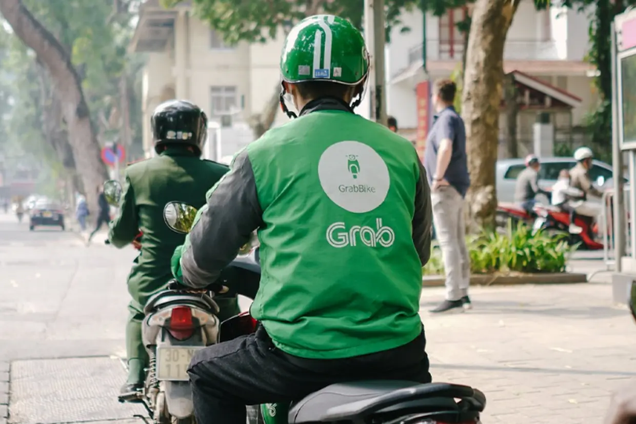 Nên chạy Grab hay VinFast? So sánh thu nhập, chi phí và cơ hội