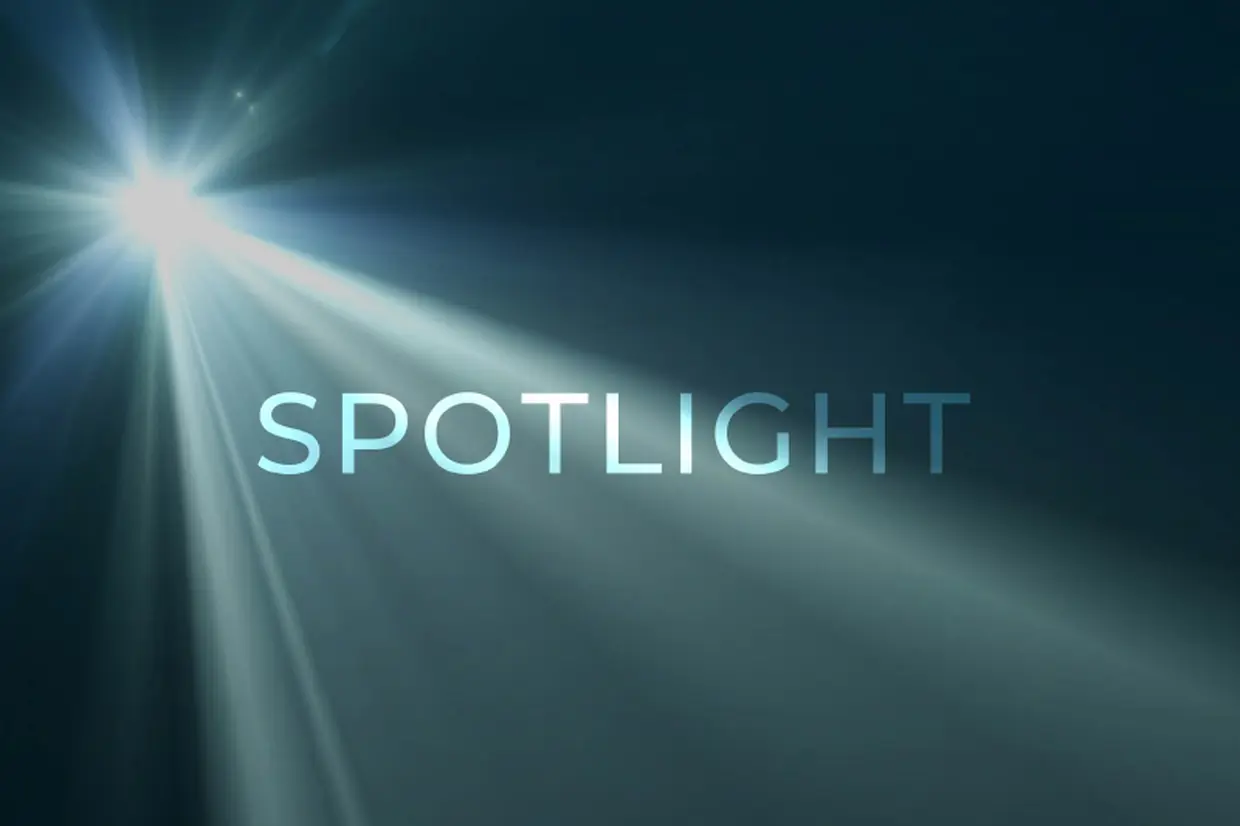 Spotlight là gì? Chiếm spotlight là gì? Cách tỏa sáng giữa đám đông