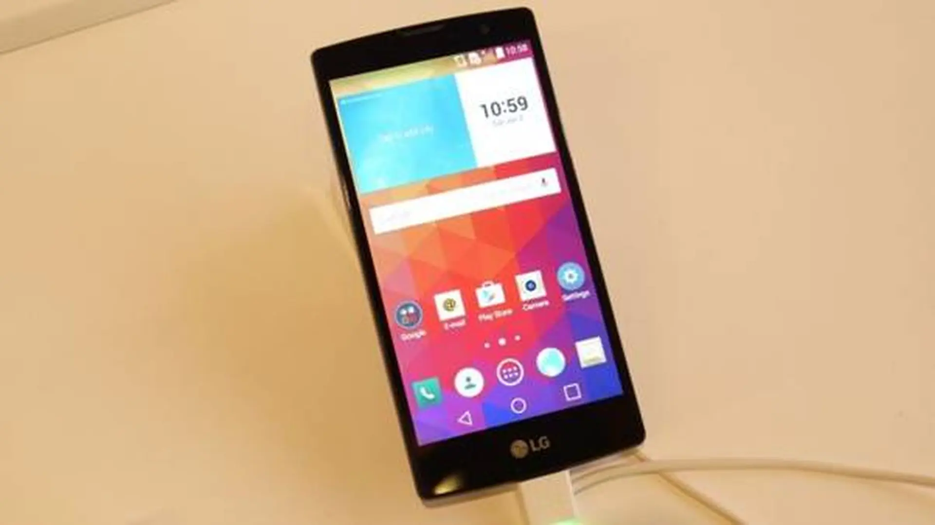 Trên tay chiếc smartphone LG Magna