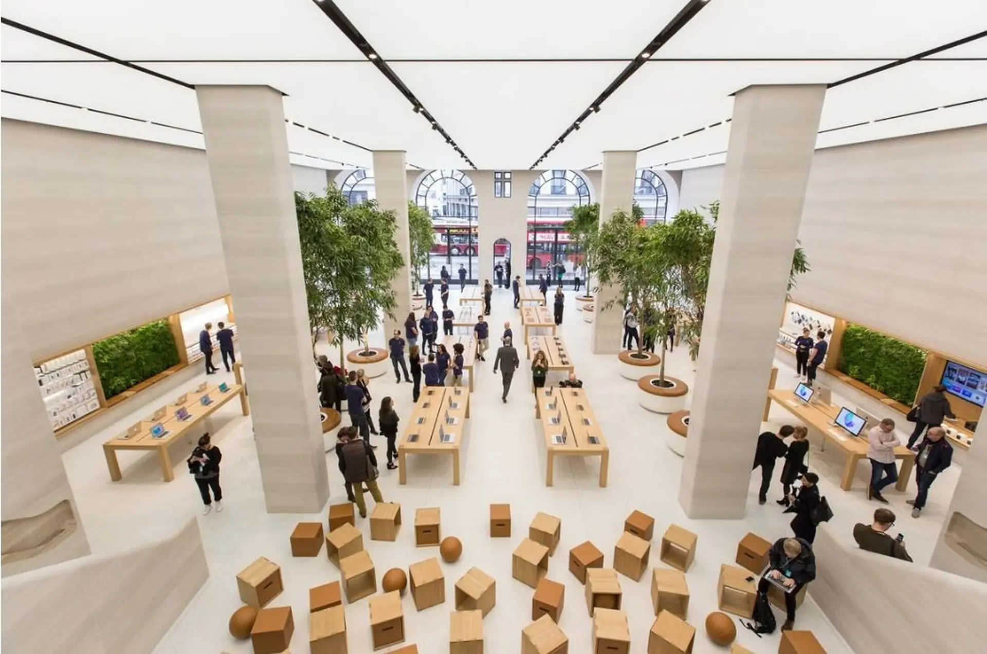 Bên trong Apple Store lớn thứ 2 thế giới tại London