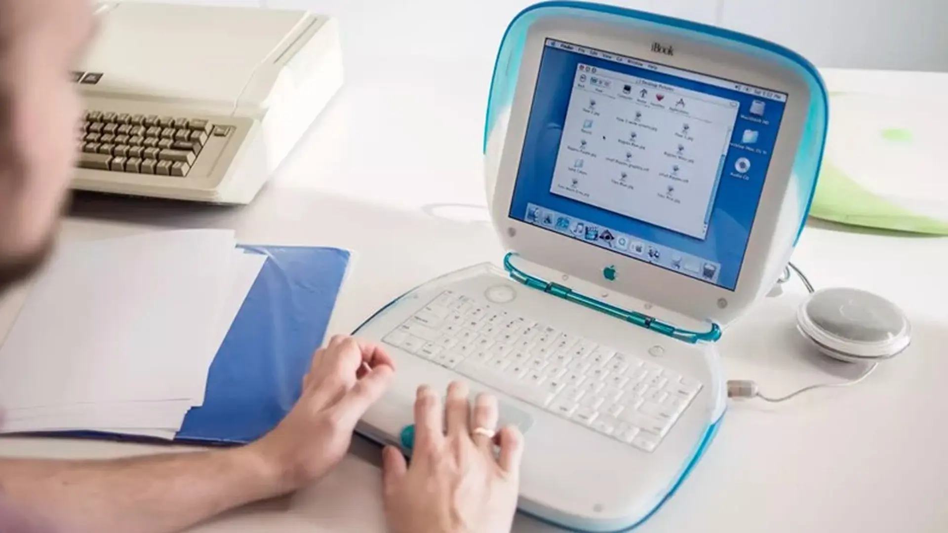 Cùng nhìn lại chiếc laptop đầu tiên tích hợp Internet không dây