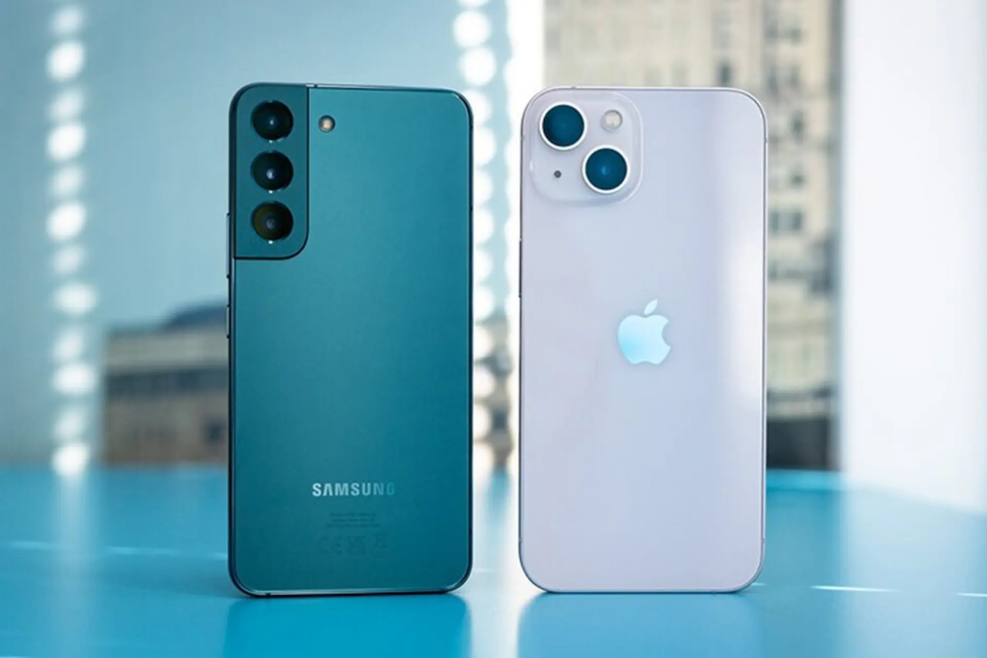 So sánh Galaxy S23 và iPhone 13: : Nên mua điện thoại nào?