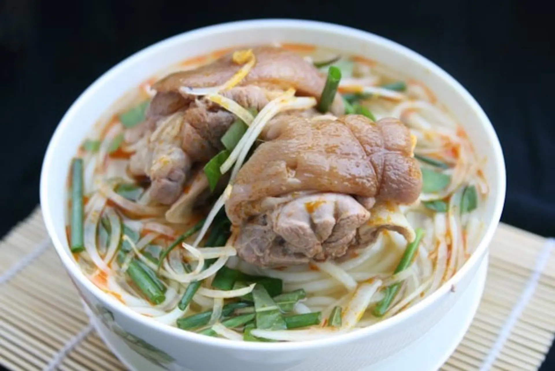 Cách nấu bún giò heo đậm đà, thơm ngon, nước dùng béo ngậy