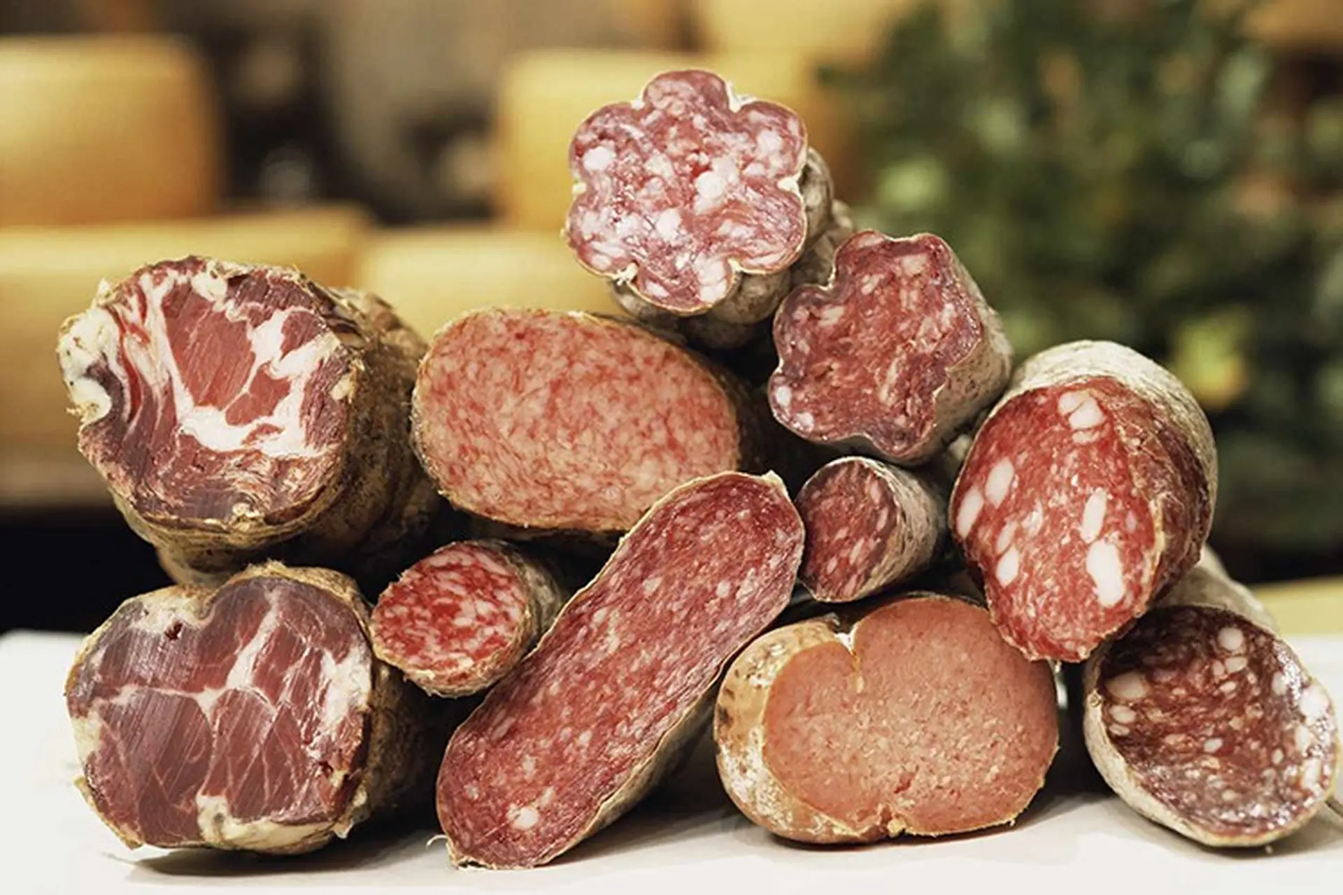 Salami là gì? Cách ăn salami ra sao và 7 loại salami phổ biến