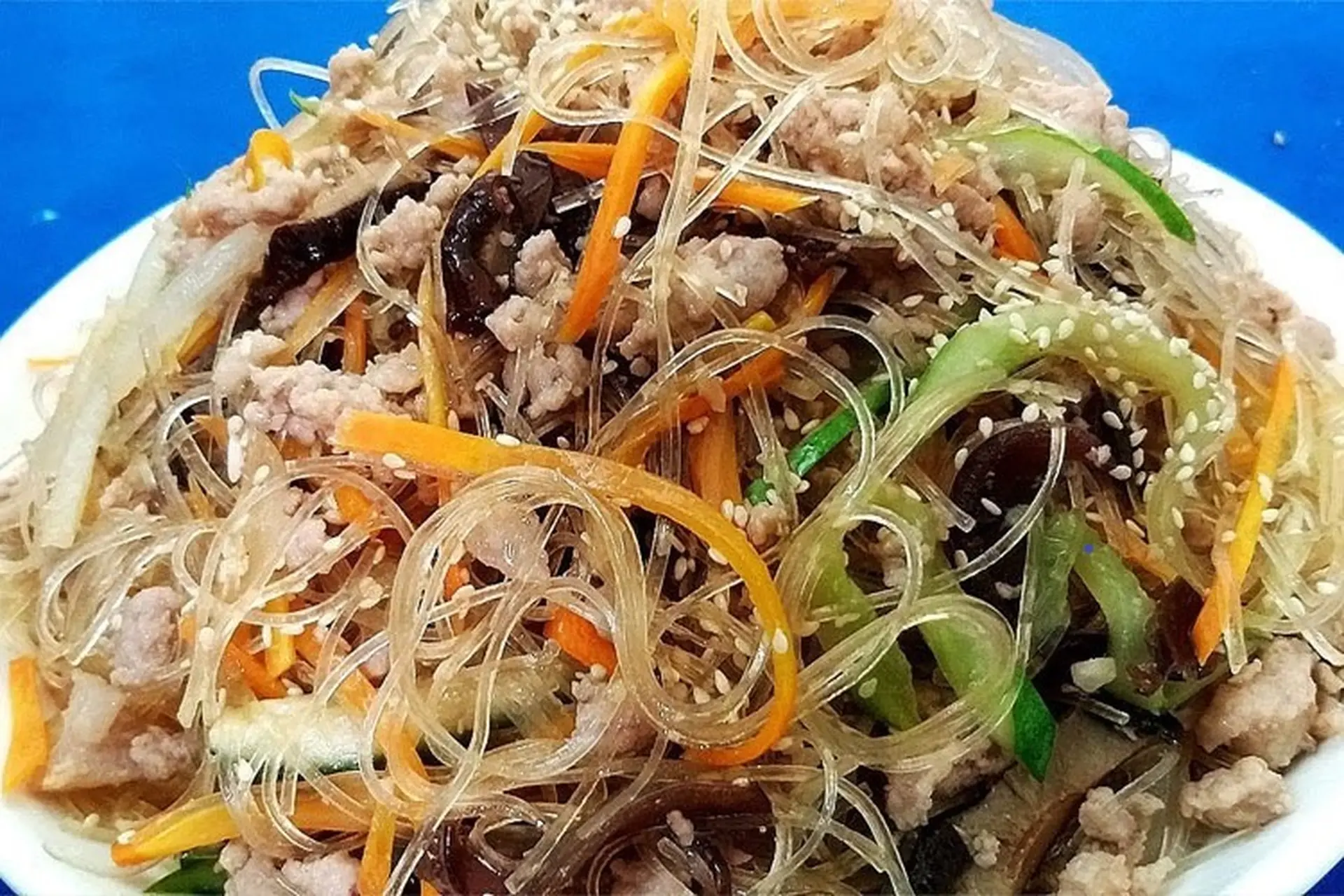 Làm món miến xào thịt băm đơn giản cho bữa sáng thêm phong phú