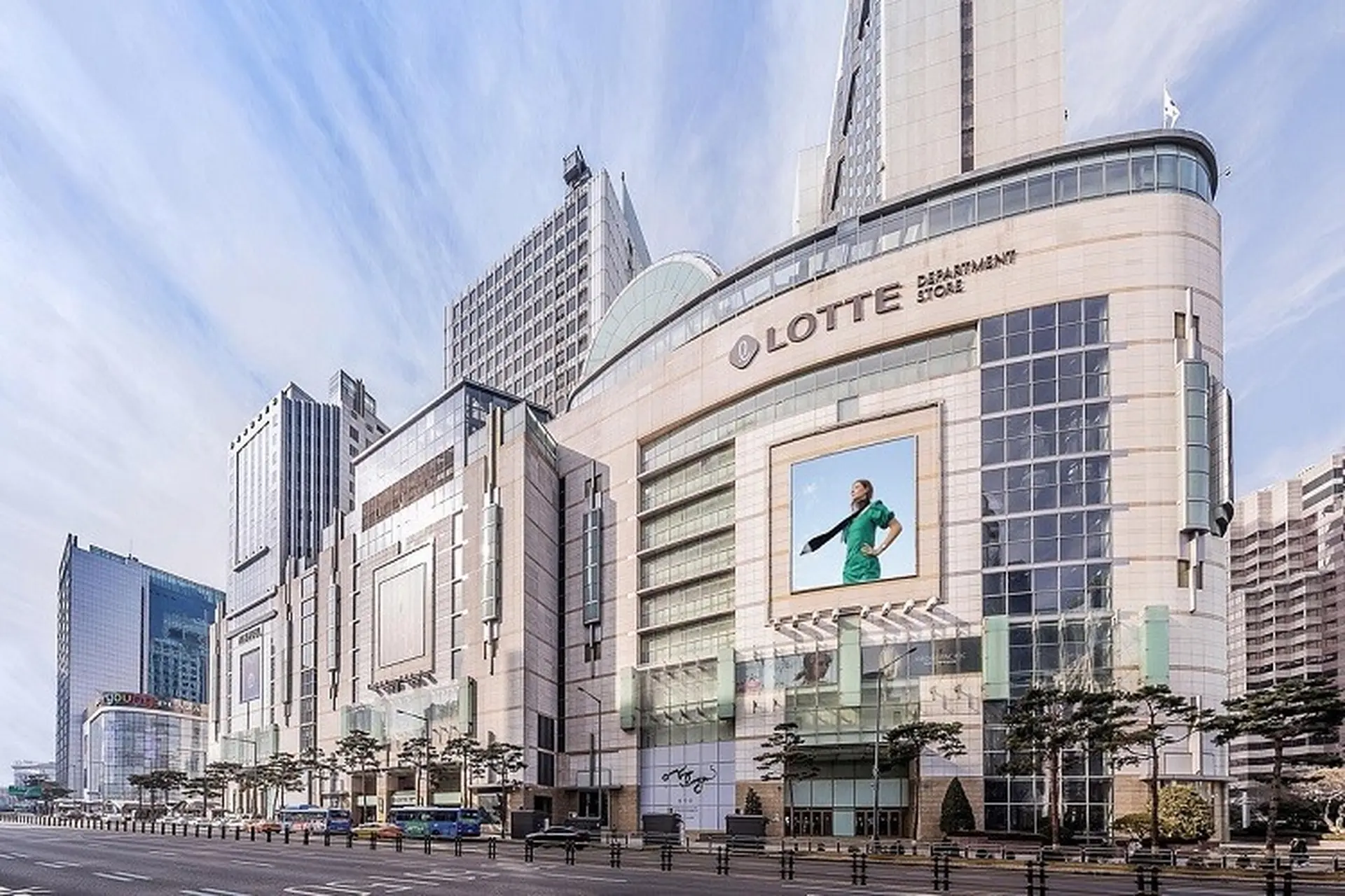 Department store là gì? Khác biệt với Shopping mall như thế nào?