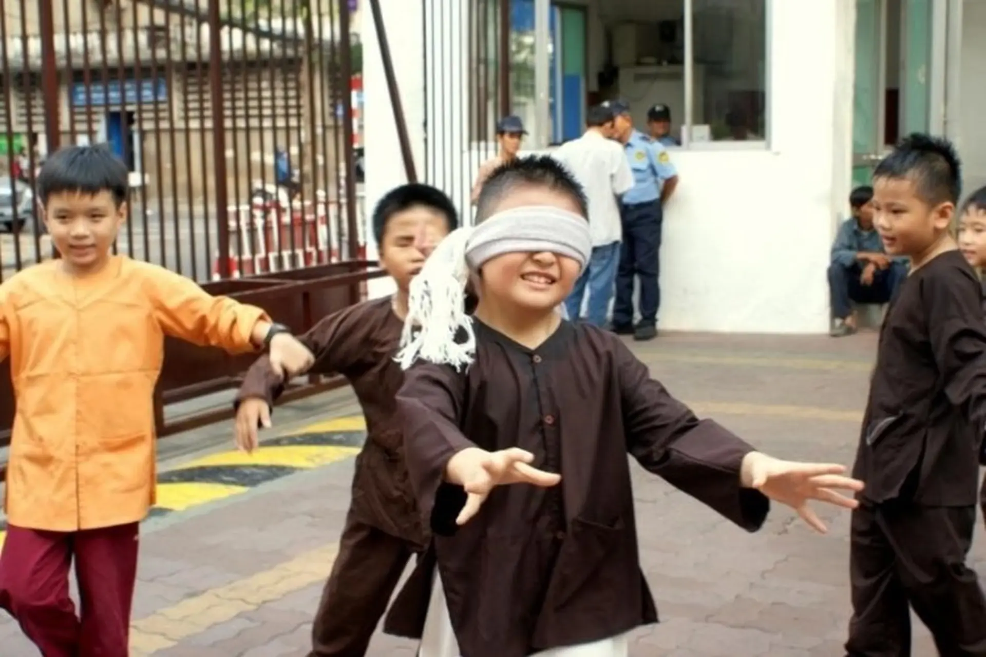 Cách chơi bịt mắt bắt dê là gì? Cần lưu ý những gì khi chơi?