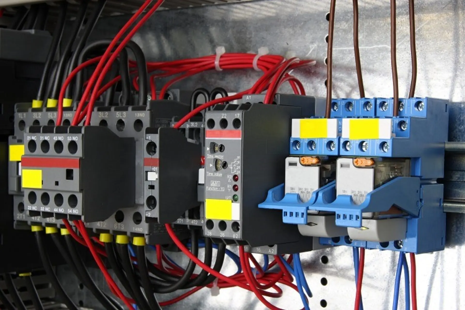 SSR là gì? Tìm hiểu về nguyên lý hoạt động và các lợi ích của SSR