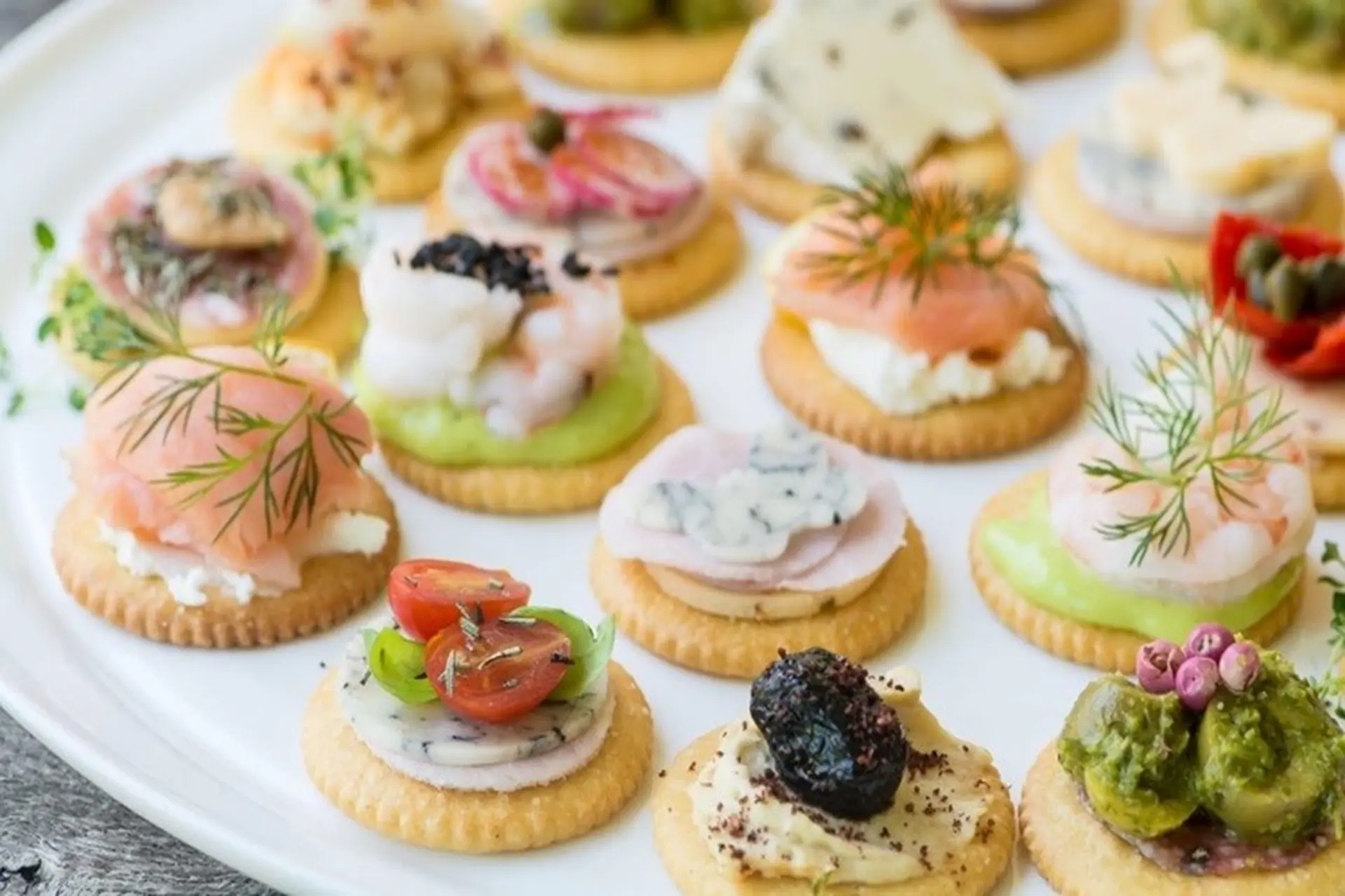 Tiệc finger food là gì? Các món ăn trong tiệc finger food