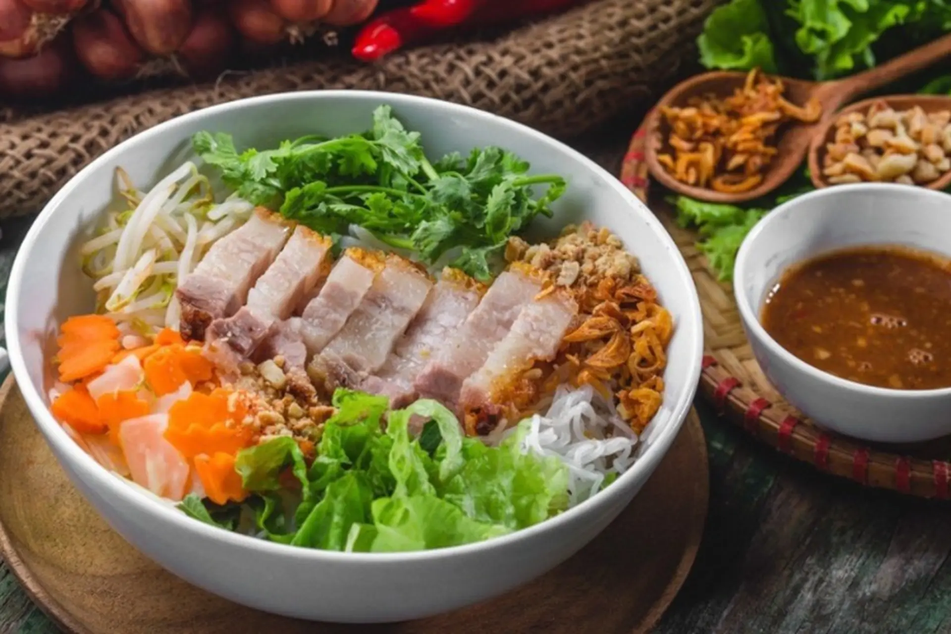 Cách làm bún mắm heo quay với hương vị thơm ngon, khó cưỡng