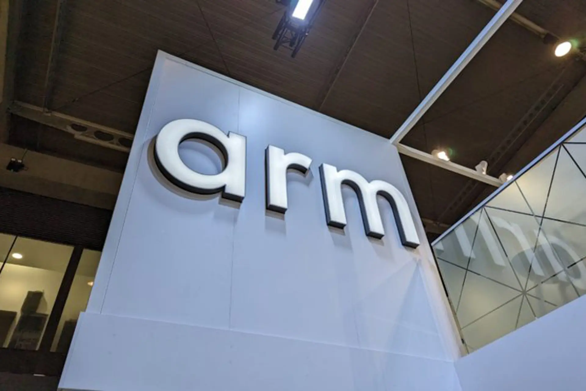 Arm sắp ra mắt chip máy chủ đầu tiên vào cuối năm nay