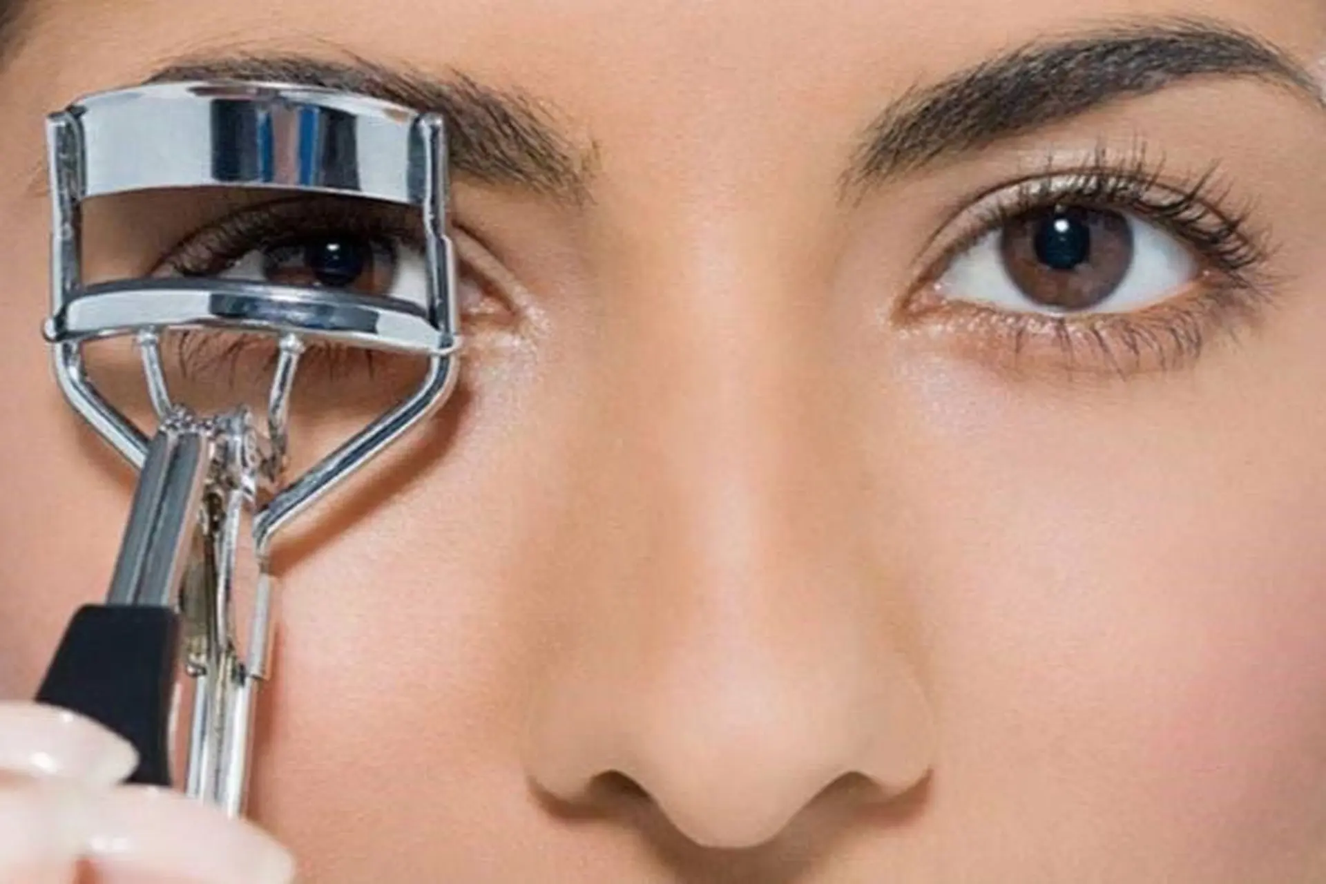 Bấm mi nhiều có tốt không? Cách lựa chọn kẹp bấm mi phù hợp
