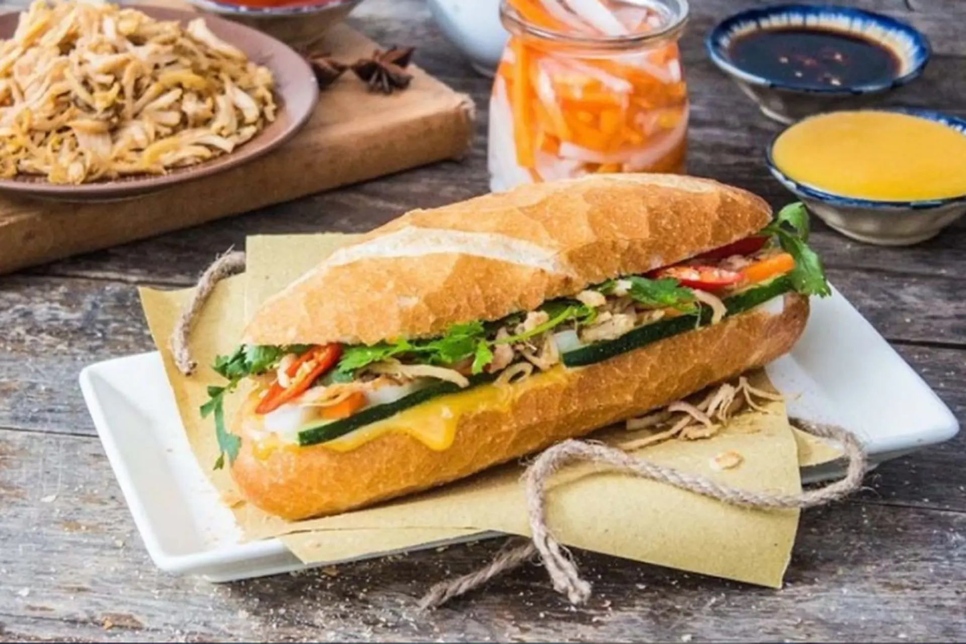 TOP 5 cách làm bánh mì gà xé thơm ngon của ẩm thực Việt Nam