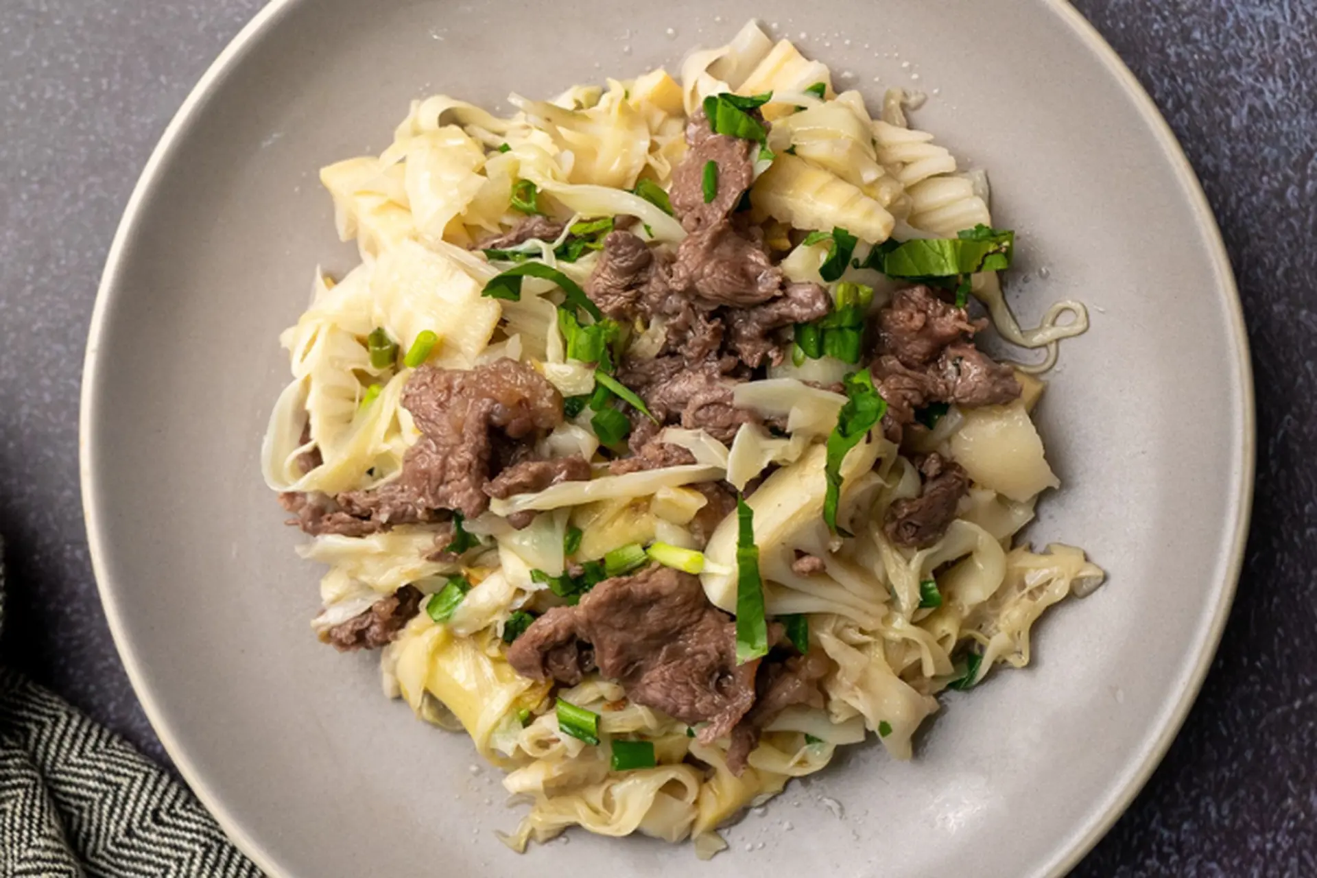 Hướng dẫn làm món bò xào măng trúc siêu ngon ngay tại nhà