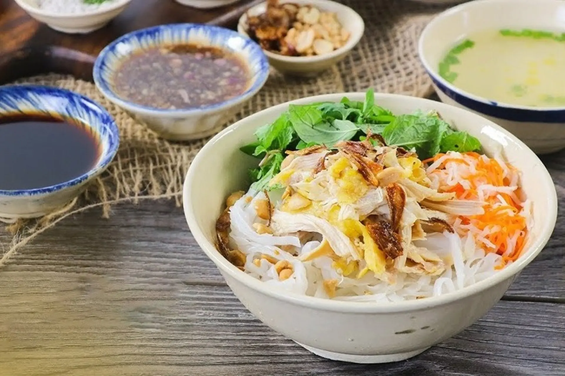 Cách làm bún gà trộn hấp dẫn, bổ sung vào thực đơn cuối tuần