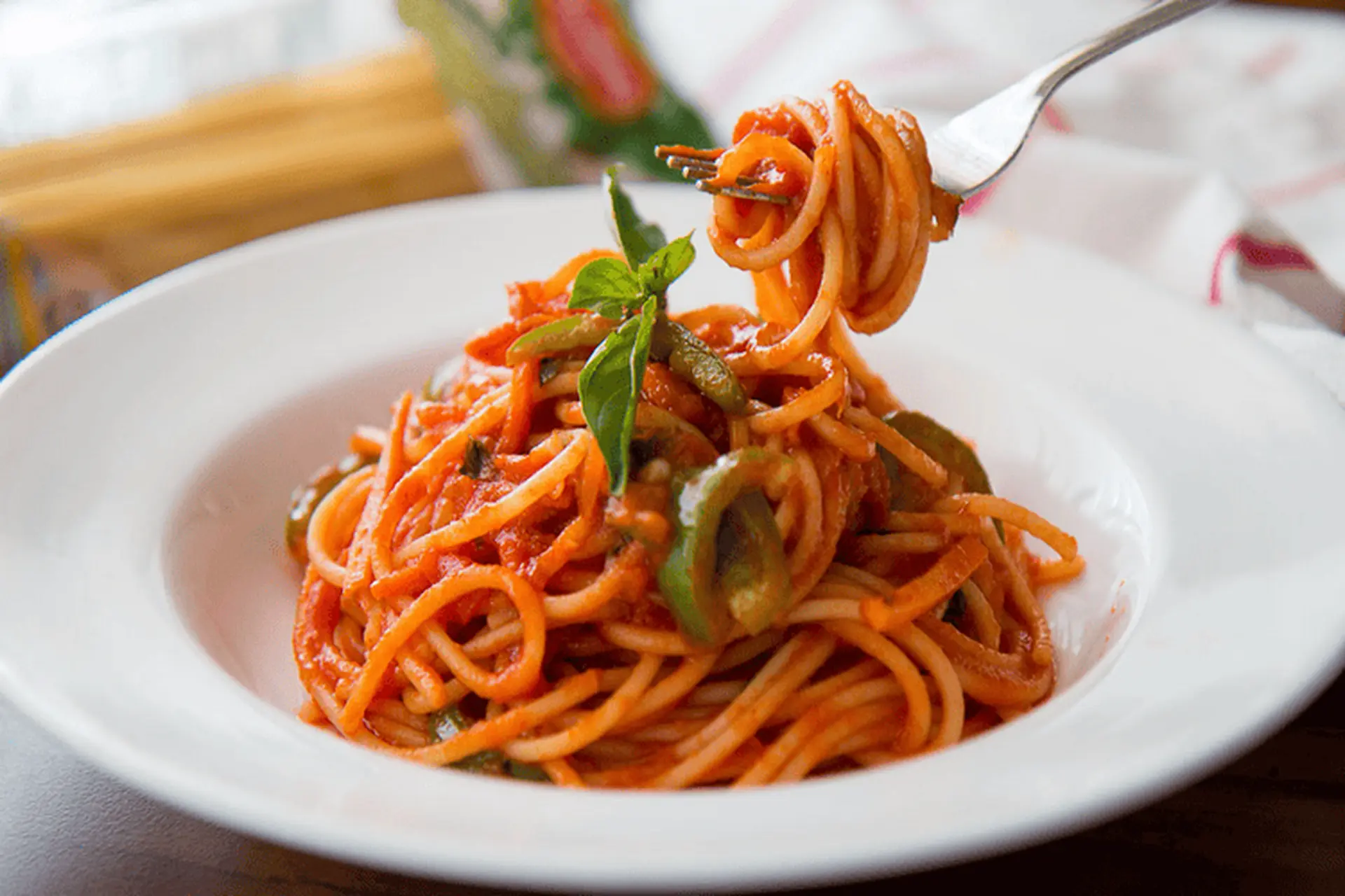 Hướng dẫn cách làm mì Spaghetti thịt bò sốt cà chua thơm ngon, chuẩn vị Ý