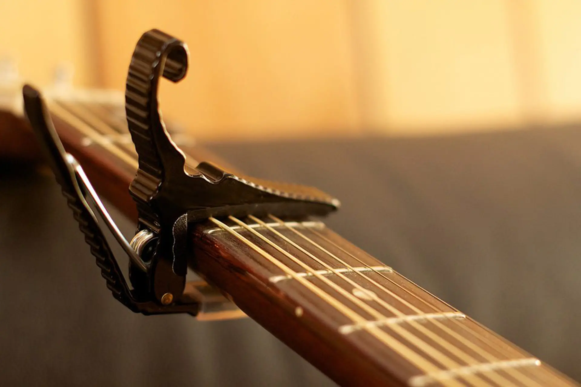 Capo là gì? Hướng dẫn sử dụng capo guitar hiệu quả cho người mới