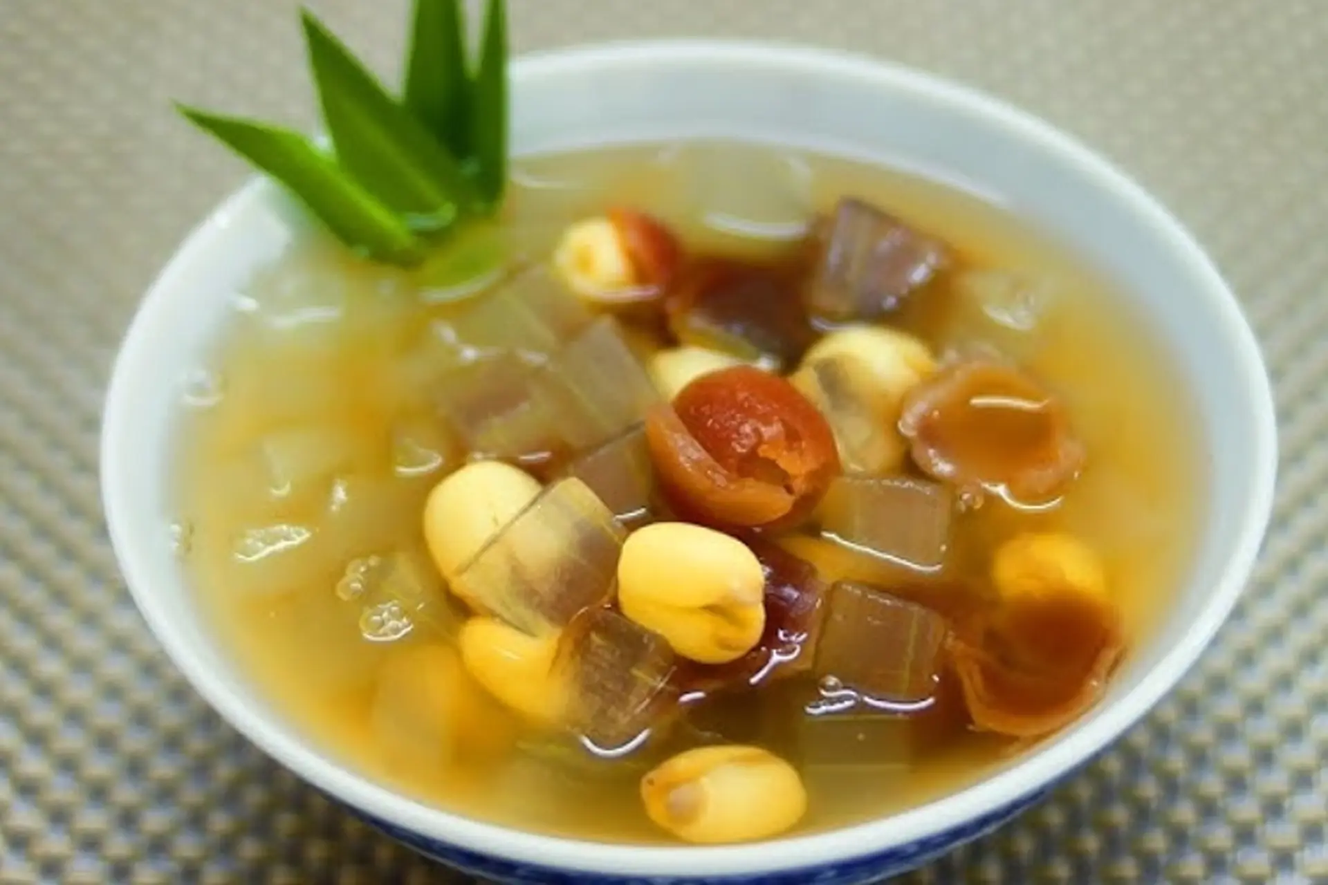 Hướng dẫn cách làm chè hạt sen nha đam ngọt mát, bổ dưỡng