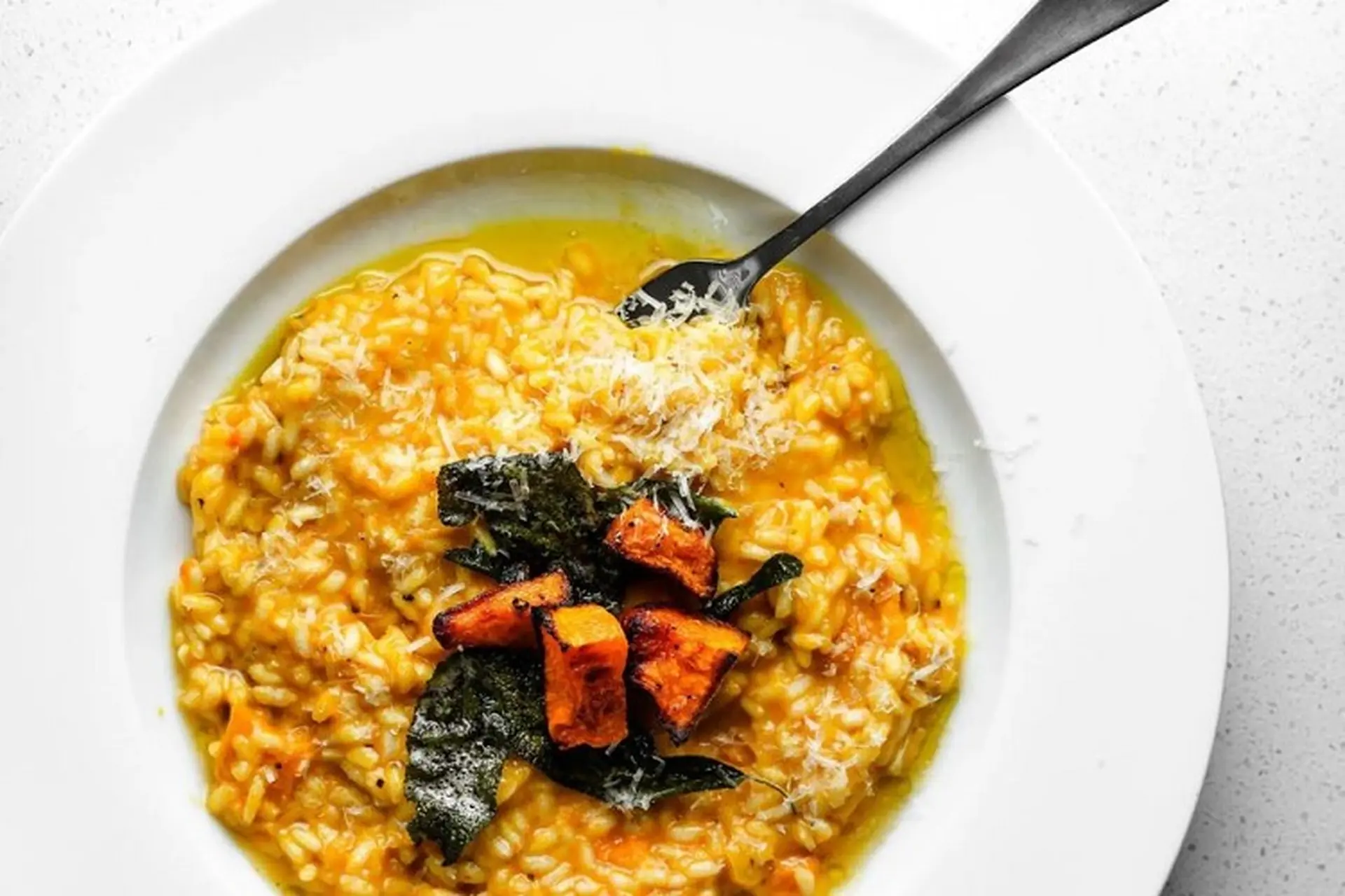 Trổ tài làm cơm Ý risotto bí đỏ sánh dẻo, thơm béo tại nhà