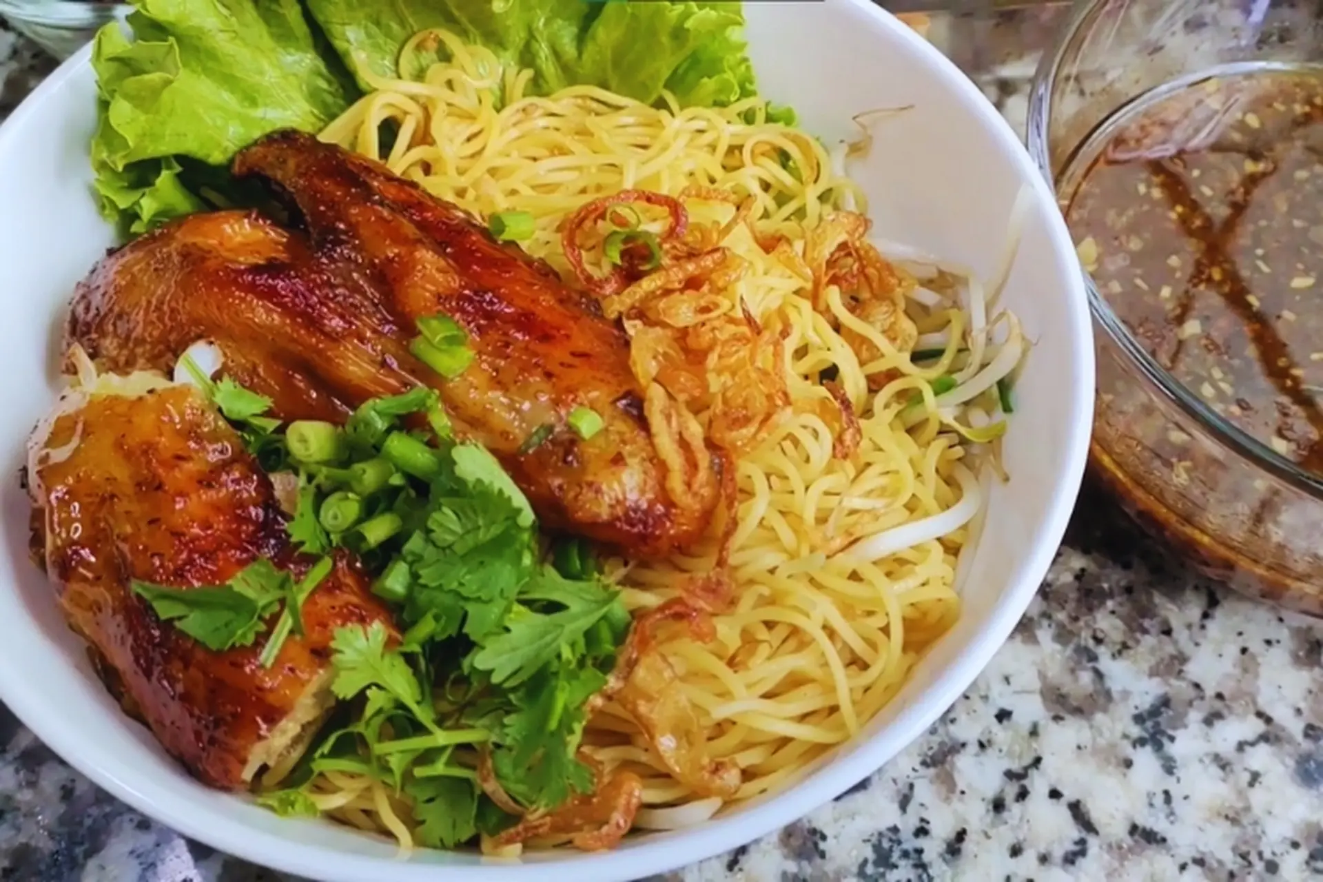 Học ngay bí quyết làm mì gà da giòn cùng nước sốt ngon đậm đà
