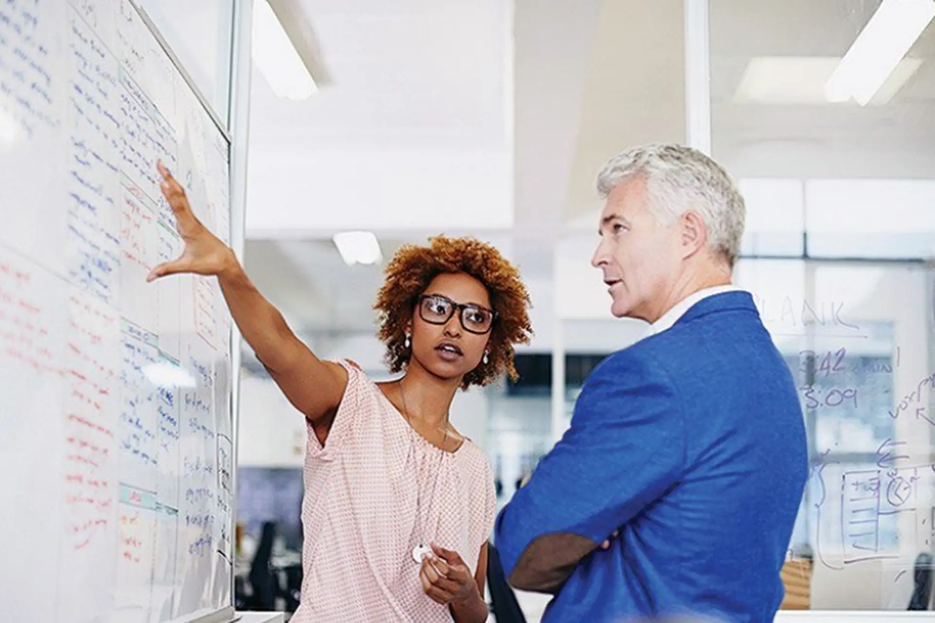 Reverse Mentoring là gì? Lợi ích và cách áp dụng hiệu quả