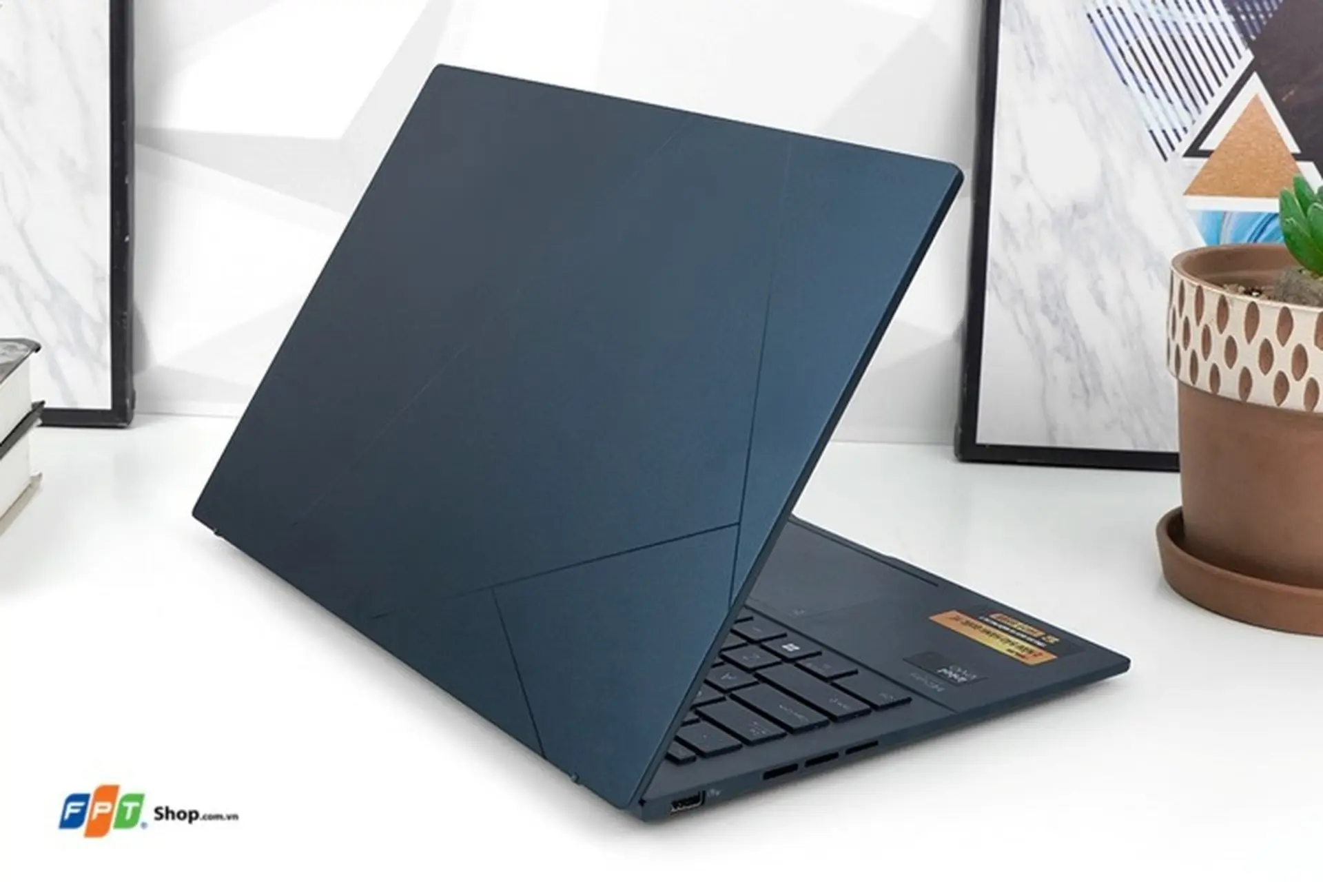 Surface Pro và Asus ZenBook: Dân văn phòng nên chọn dòng nào?