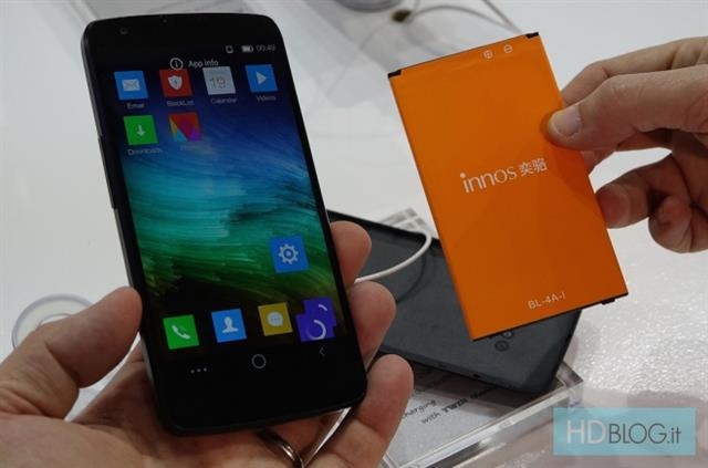 INNOS D6000 chiếc smartphone được trang bị hai pin công suất lớn