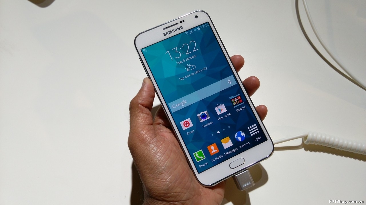 So sánh HTC One E8 Dual Sim và Samsung Galaxy E7-E700: Thiết kế và màn hình