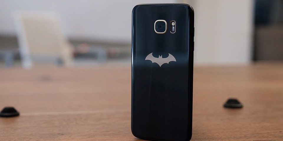 Cận cảnh Galaxy S7 edge phiên bản Batman độc đáo
