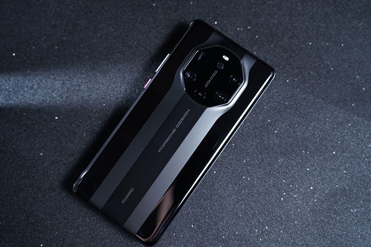 Trên tay Huawei Mate 40 RS Porsche Design