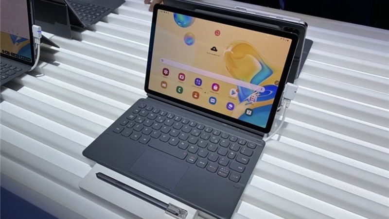 Chưa ra mắt, Galaxy Tab S6 5G đã lộ diện ngoài đời thực
