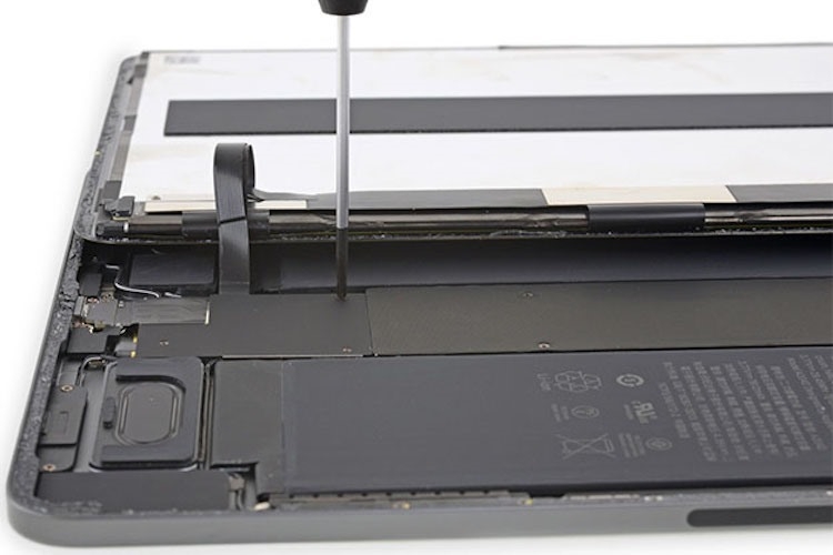 "Mổ bụng" iPad Pro 2020: Dung lượng pin nhỏ hơn thế hệ cũ